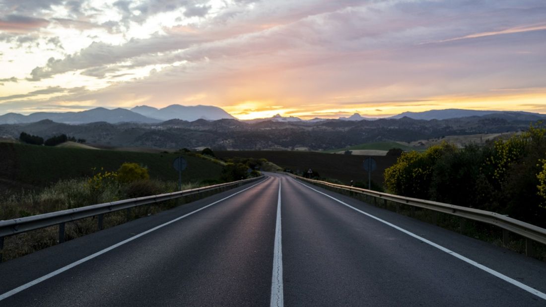 Adelantar con línea continua, estas son las excepciones que la DGT permite