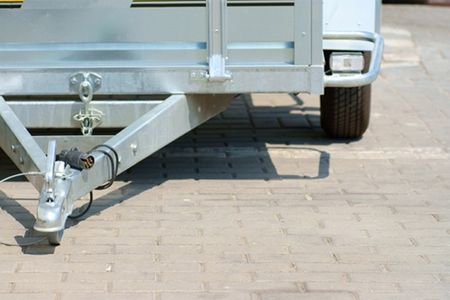 Viajar con remolque: qué tipos hay y cómo debes instalarlo de forma ...