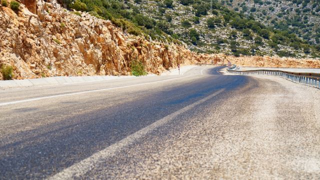Arcén: qué es y cuándo está permitido circular por él
