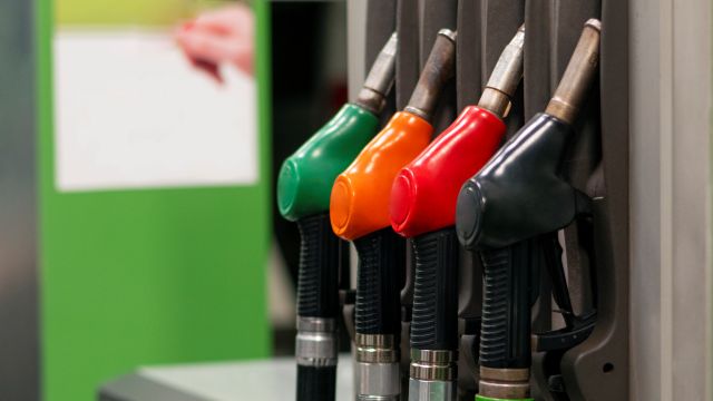 ¿Qué pasa si mezclas gasolina 95 y 98 en el depósito de tu coche?