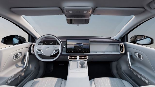 Leapmotor da el salto en Europa con el B05, un eléctrico que apunta ...