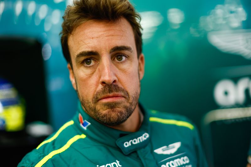 Fernando Alonso escenifica la nueva realidad de Aston Martin ...