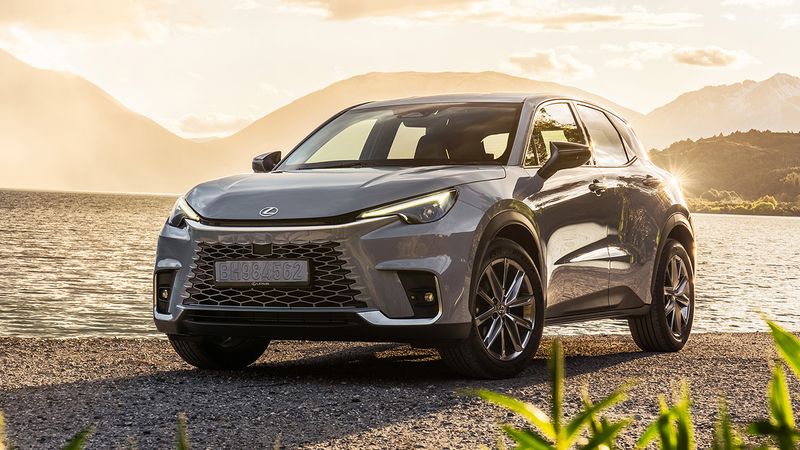 La gama 2025 del Lexus LBX llega a España con importantes mejoras y ...