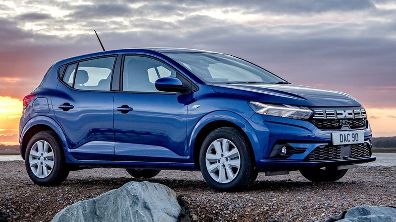 En tiempos de coches caros Katrin Adt, CEO de Dacia, lo tiene claro ...