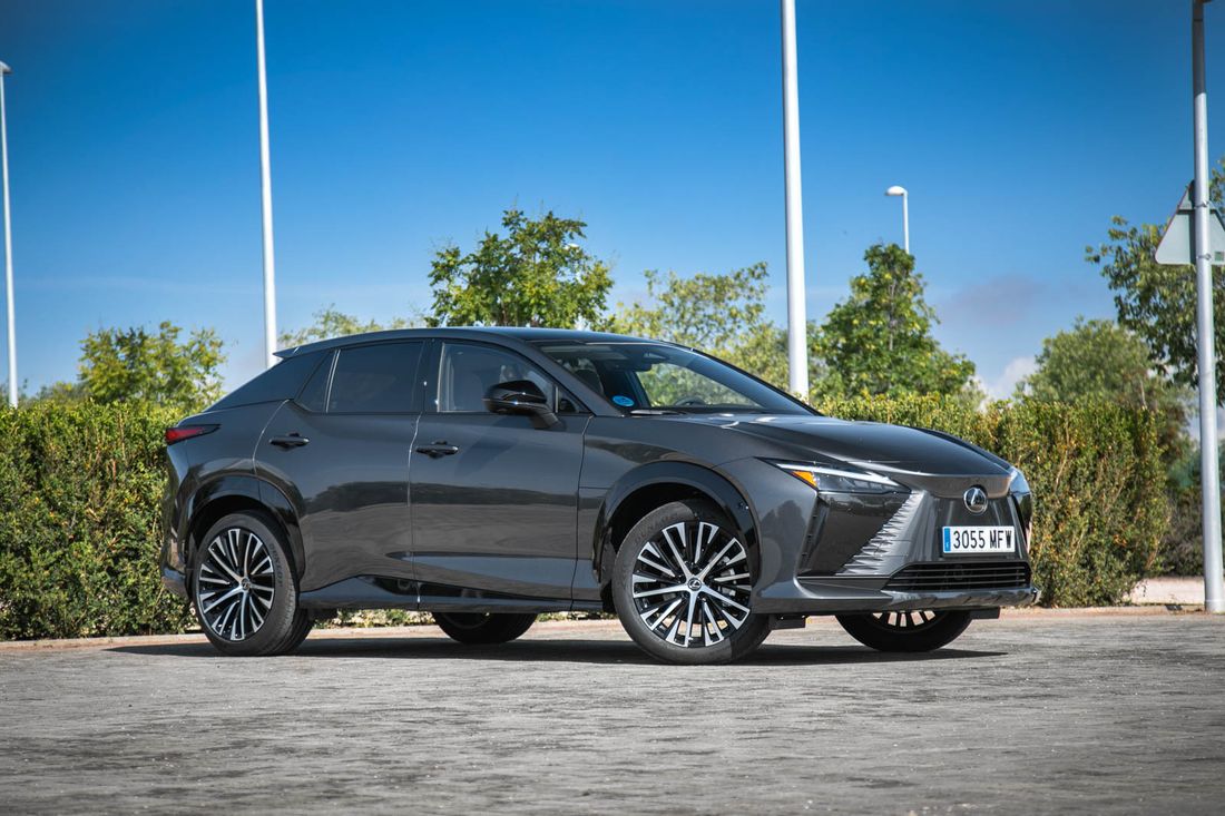 Prueba Lexus RZ 450e, más coche que eléctrico