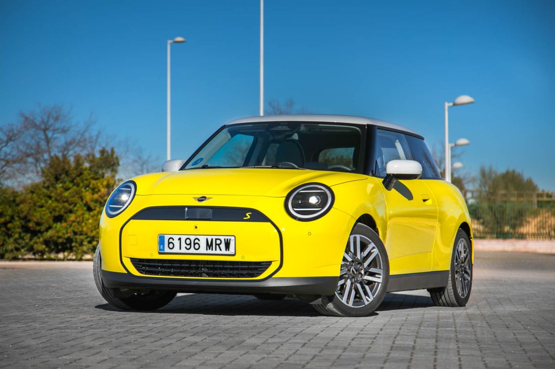 Prueba MINI Cooper SE 2025, imagen y estatus para un eléctrico muy cuco